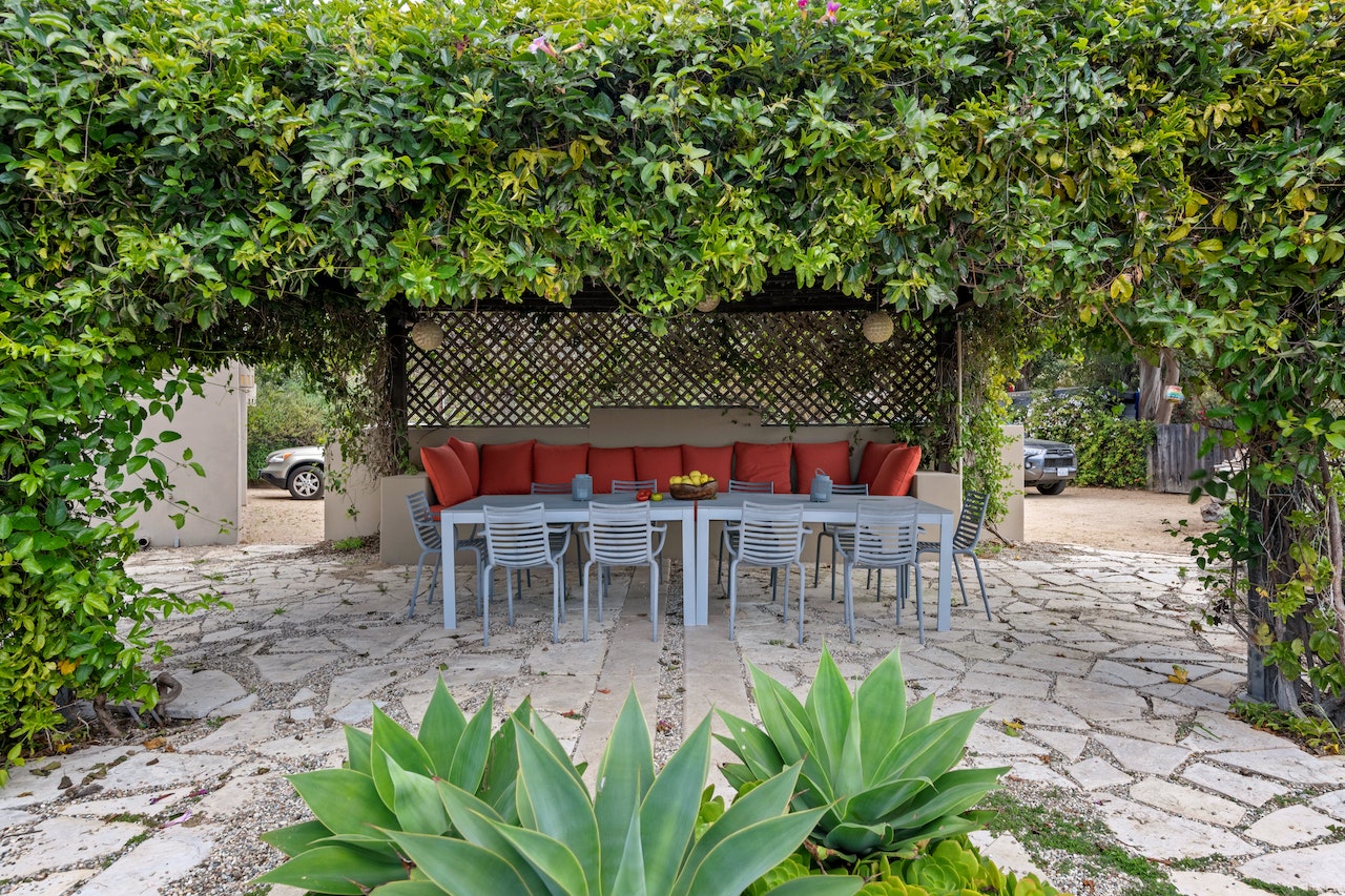 Get the Best Tips: How To Find And Move Outdoor Furniture Safely ...